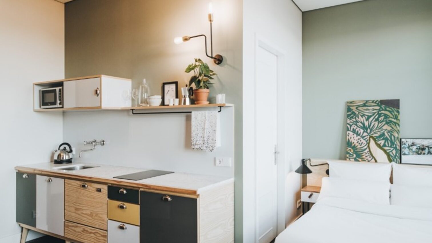 Student Berlin Neon Wood